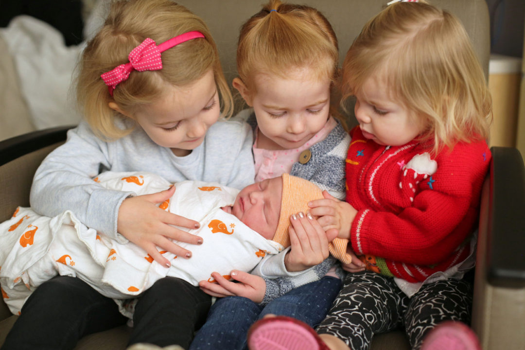 My favorite way to introduce a new baby to a sibling - Everyday Reading